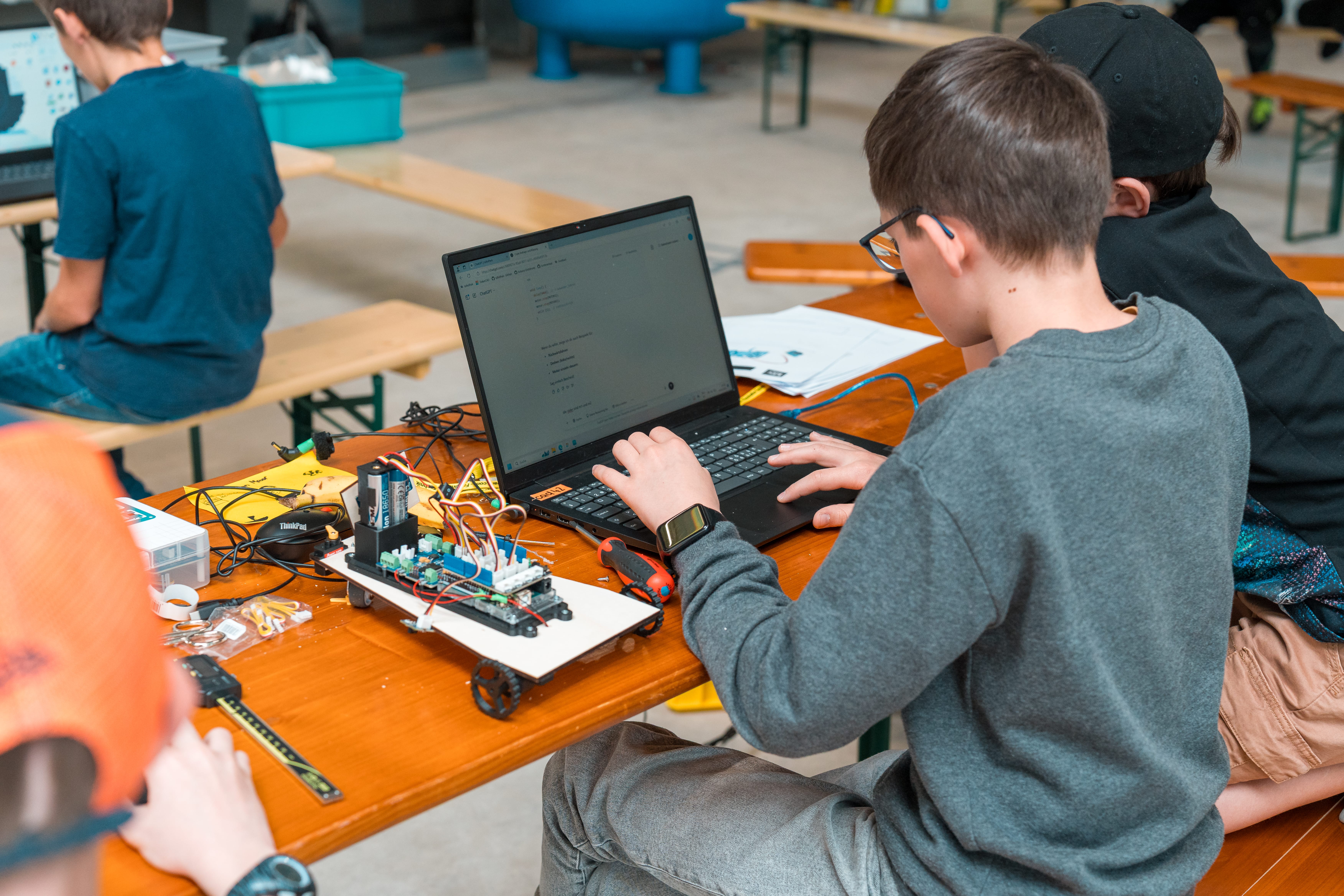 Technik hautnah erleben – das tüftelCamp bei WIKA | Blogbeiträge | Wirtschaftsförderung Luzern